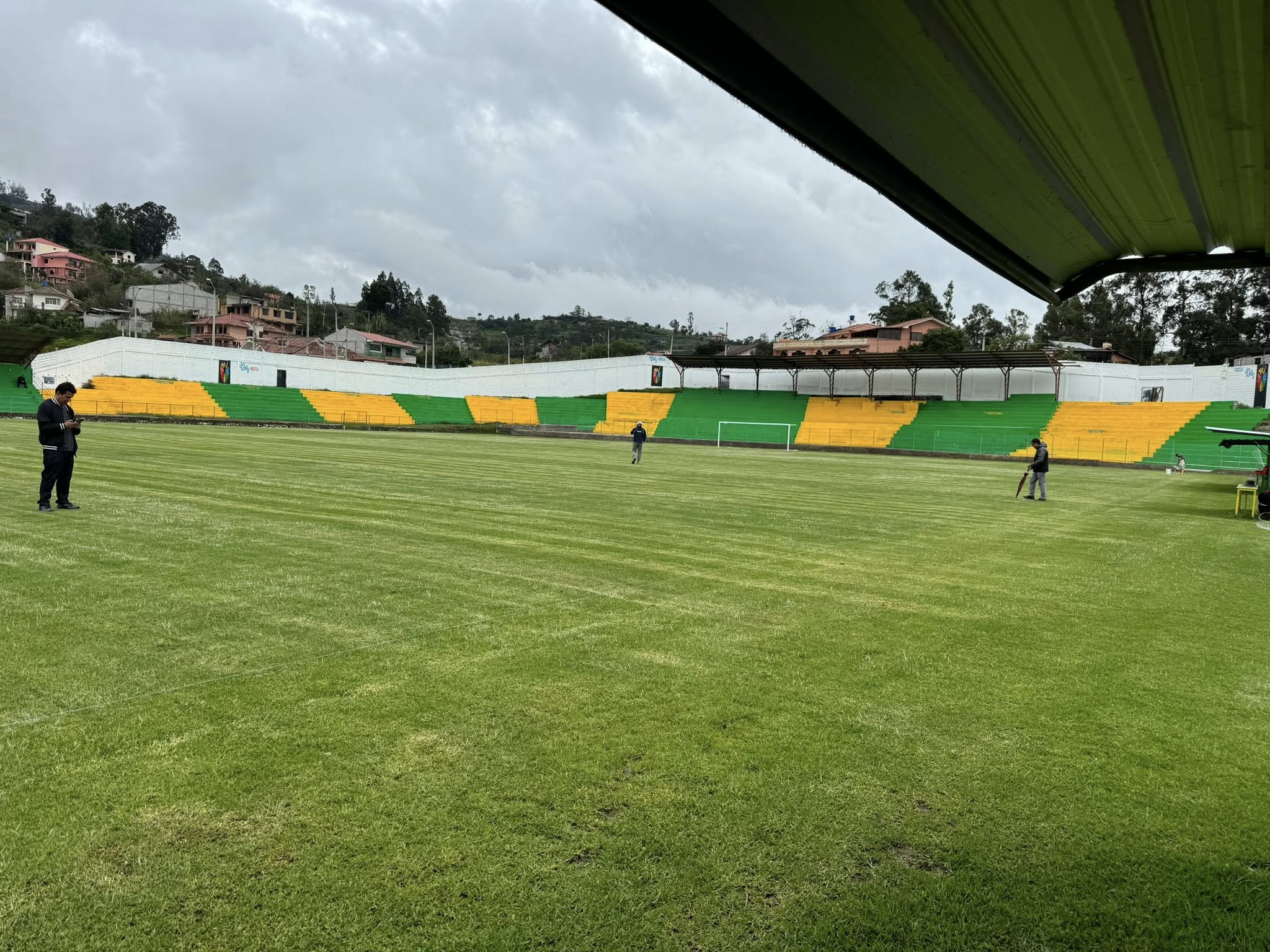 Estadio de Gualaceo recibe una nueva inspección de LigaPro